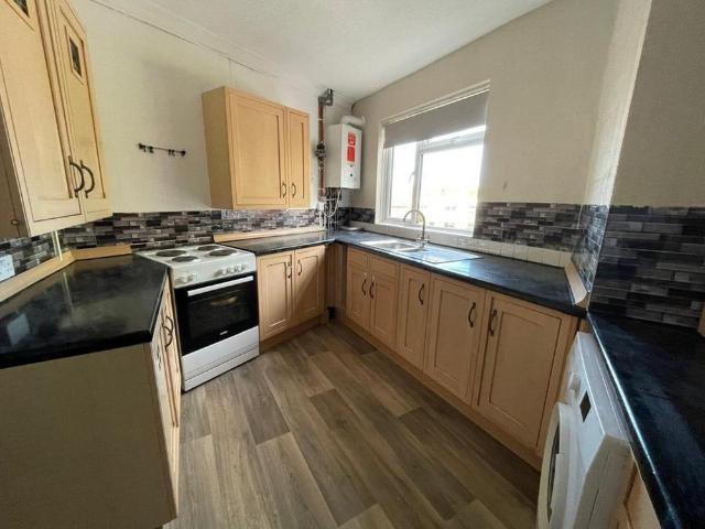 Ashford TW15 2 bed flat to rent £1,750 pcm £404 pw