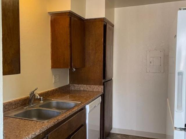 Ashlan, Clovis Dent 5 plex 2 Bedroom Apartment for Rent at 551 W Ashlan Ave, Clovis, CA 93612