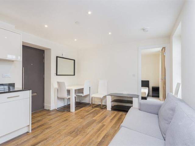 Ashlar Court, Hammersmith W6, 1 bed flat to rent, £2,200 pcm | PrimeLocation