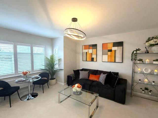 Ashleigh 100a, Kennel Ride 1 bed flat to rent £1,600 pcm £369 pw