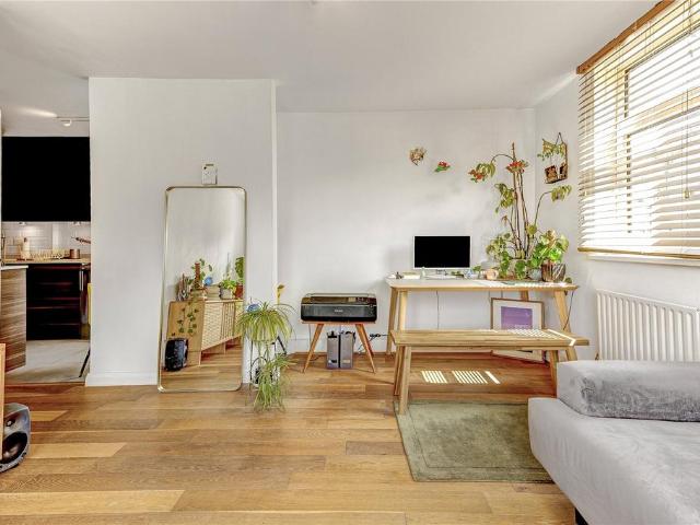 Ashley Crescent, London, SW11 1 bed flat to rent £1,750 pcm £404 pw