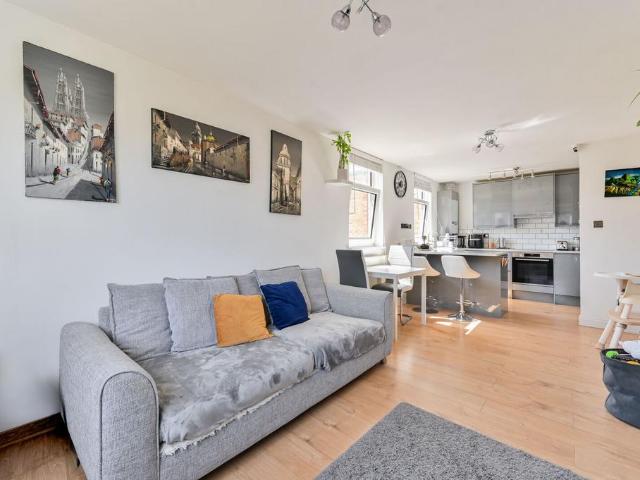Ashley Crescent, SW11, Battersea. 1 bed flat to rent £2,100 pcm £485 pw