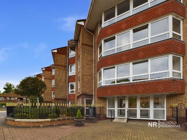 Ashley Avenue, Epsom, Surrey. KT18, 2 bed flat to rent, £1,200 pcm | PrimeLocation