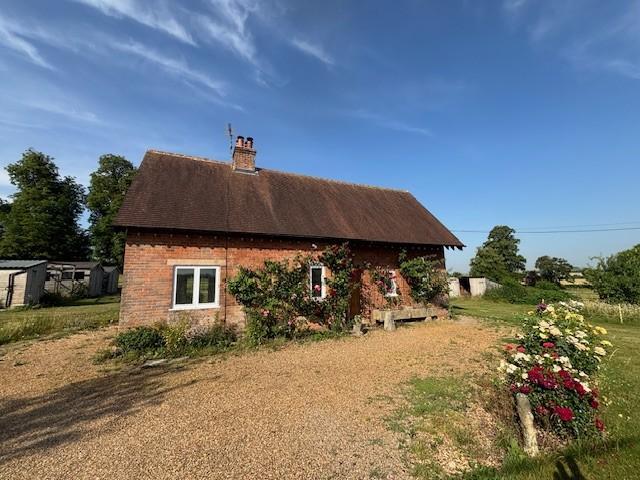 Ashley, Kings Somborne SO20 3 bed detached house to rent £2,250 pcm £519 pw