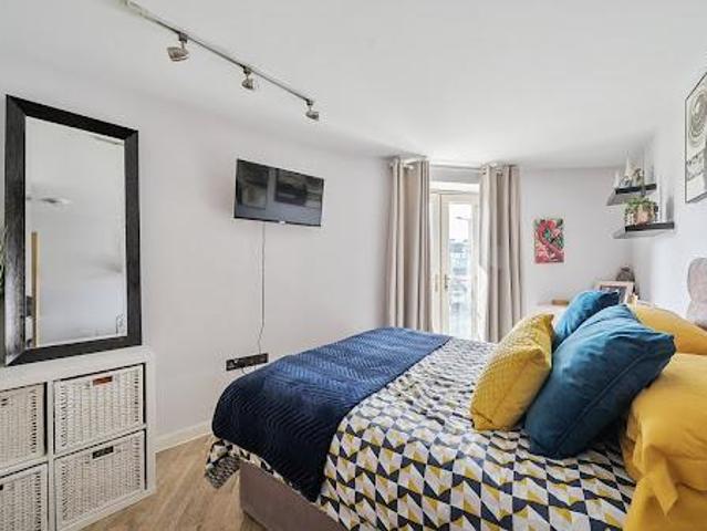 Ashley Park Road, Walton on Thames KT12 Studio to rent £1,600 pcm £369 pw