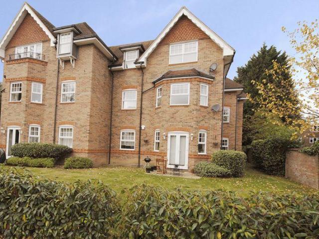 Ashley Place, Walton On Thames 2 bed flat to rent £1,750 pcm £404 pw