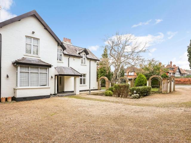 Ashley Road, Walton on Thames KT12 4 bed detached house to rent £7,995 pcm £1,845 pw
