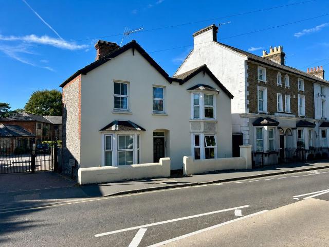 Ashley Road, Epsom KT18, Studio to rent, £875 pcm | PrimeLocation