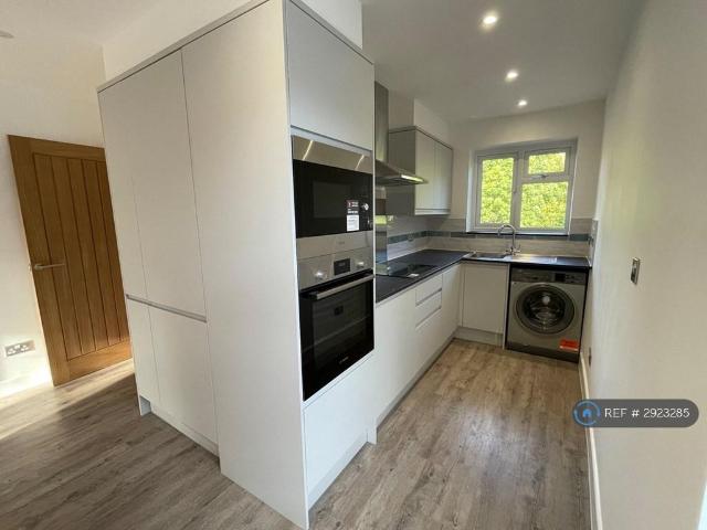 Ashley Road, Epsom, KT18 1 bed flat to rent £1,450 pcm £335 pw