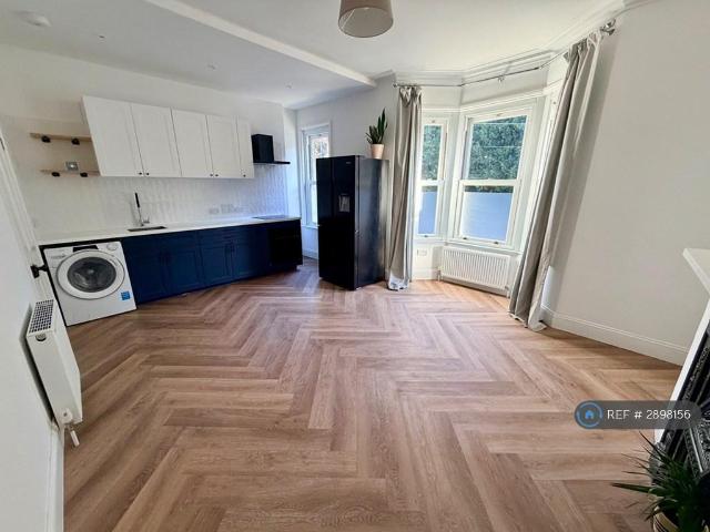 Ashley Terrace, Bath, BA1 3 bed flat to rent £2,000 pcm £462 pw