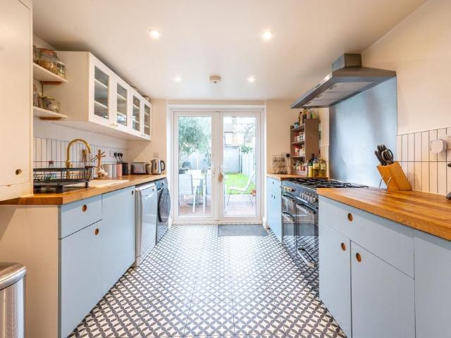Ashlin Road, Stratford, London, E15 5 bed house to rent £6,200 pcm £1,431 pw