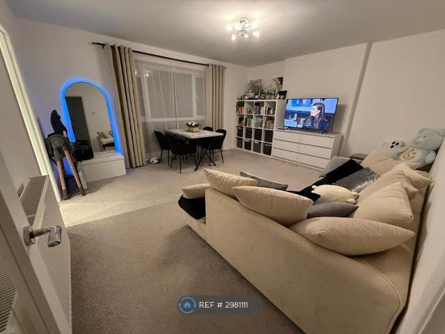Ashlyn Close, Bushey WD23, 2 bed maisonette to rent, £1,850 pcm | PrimeLocation