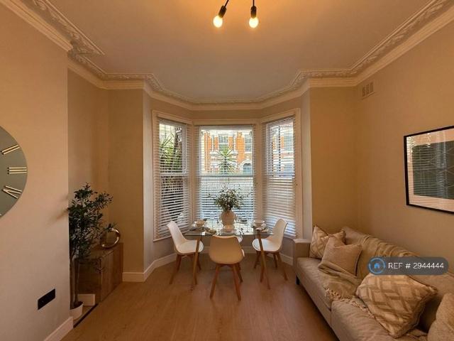 Ashmere Grove, London, SW2 2 bed flat to rent £2,600 pcm £600 pw