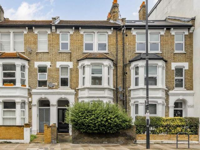 Askew Road, London W12 2 bed flat to rent £2,050 pcm £473 pw