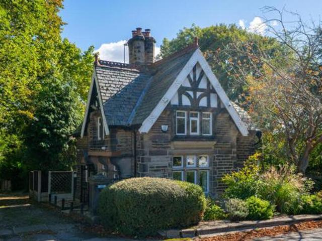 Asket Lodge, North Close, 2 Bedroom Detached