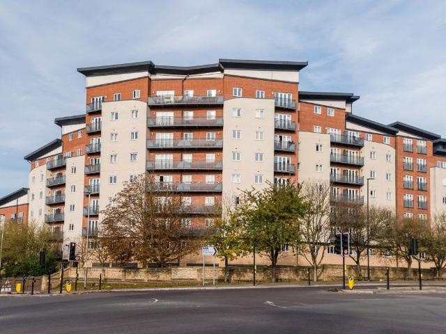Aspects Court, Slough SL1, 1 bed flat to rent, £1,200 pcm | PrimeLocation