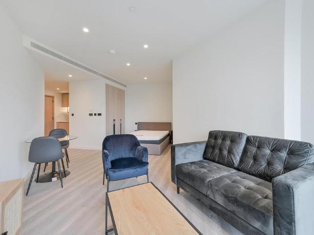 Aspen, 50 Marsh Wall, London, E14. Studio to rent £2,578 pcm £595 pw