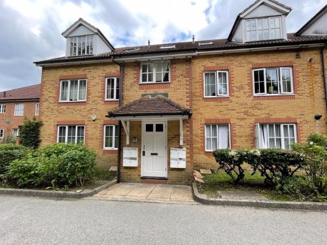 Aspen Vale, Whyteleafe CR3, 2 bed flat to rent, £1,450 pcm | PrimeLocation