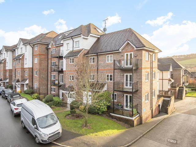 Aspen Court, High Wycombe, HP13 1 bed apartment to rent £1,050 pcm £242 pw