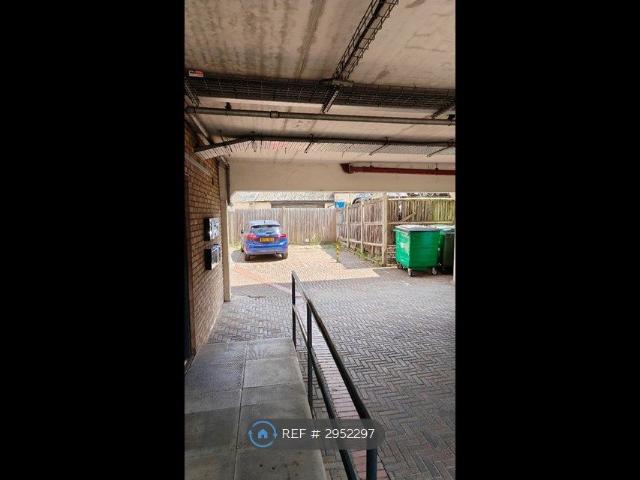 Aspen Court, Sutton SM1, 2 bed flat to rent, £1,800 pcm | PrimeLocation