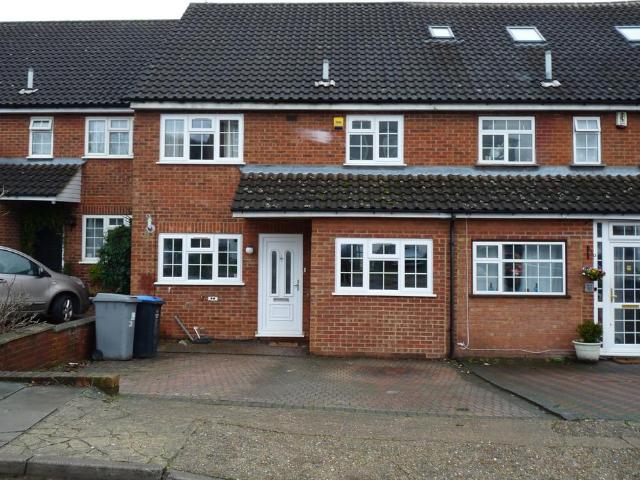 Aspen Drive, Wembley, HA0 4 bed semi detached house to rent £2,750 pcm £635 pw
