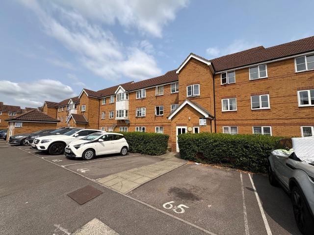 Aspen Grove, Aldershot, Hampshire GU12, 2 bed flat to rent, £1,350 pcm | PrimeLocation
