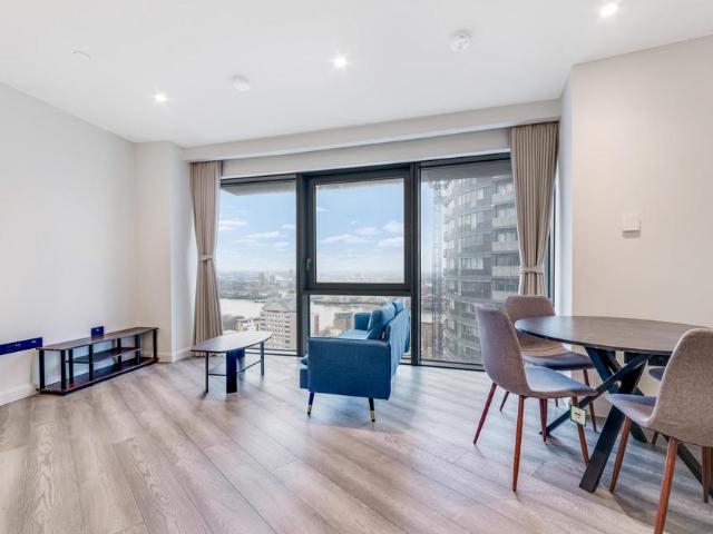 Aspen, Marsh Wall, Canary Wharf. Studio to rent £2,448 pcm £565 pw