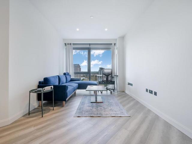 Aspen, Marsh Wall, London, E22 Studio to rent £2,700 pcm £623 pw