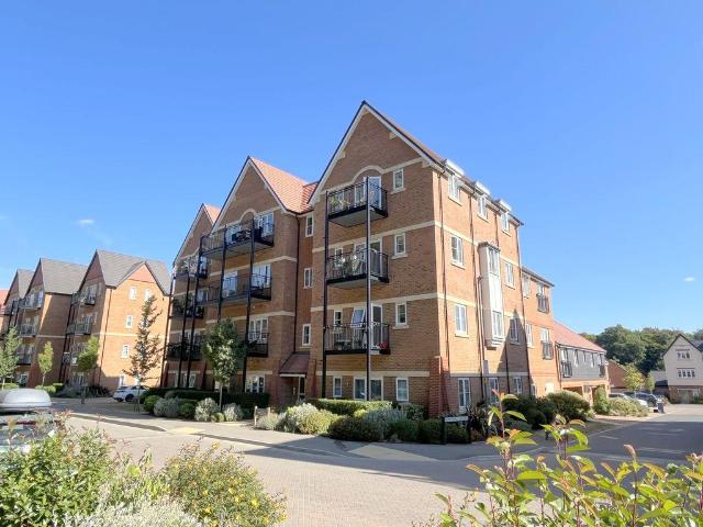 Aspen Road, High Wycombe 2 bed apartment to rent £1,750 pcm £404 pw