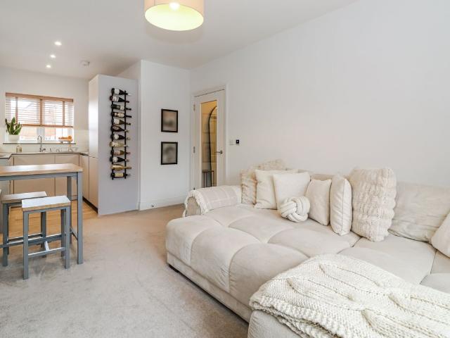 Aspen Road, High Wycombe HP10, 1 bed flat to rent, £1,400 pcm | PrimeLocation