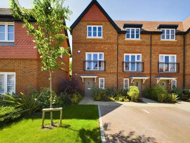 Aspen Road, High Wycombe HP10, 4 bed end terrace house to rent, £2,750 pcm | PrimeLocation