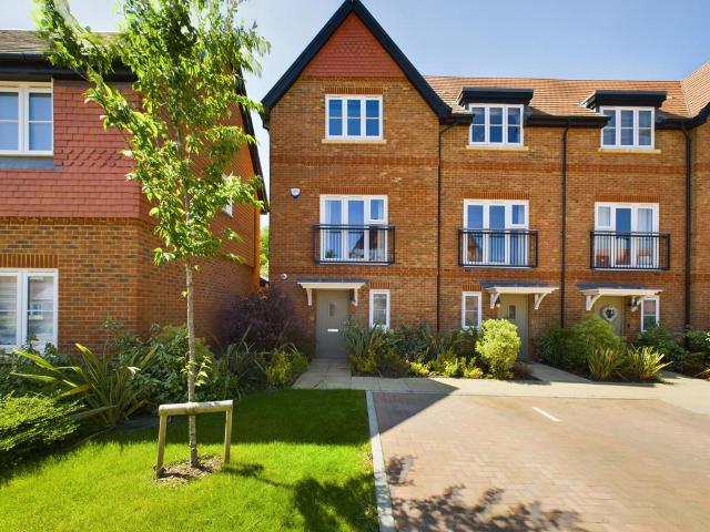 Aspen Road, High Wycombe, HP10 9FA 4 bed end of terrace house to rent £2,750 pcm £635 pw