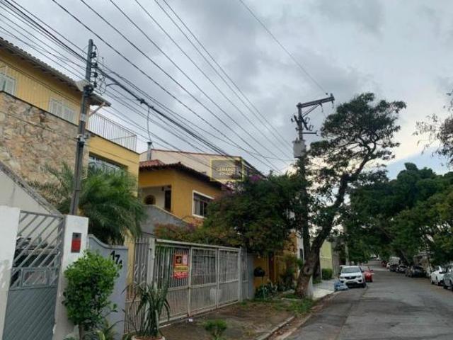 Assobradado, rua tranquila e bem arborizada, a 300 metros av Prof Francisco Morato