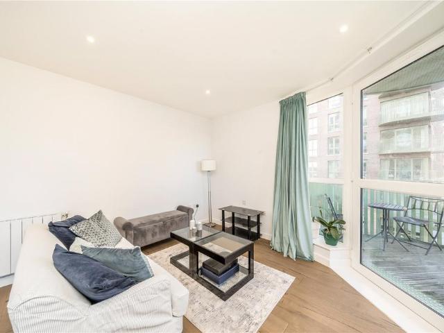 Astell Road, London, SE3 2 bed apartment to rent £2,200 pcm £508 pw