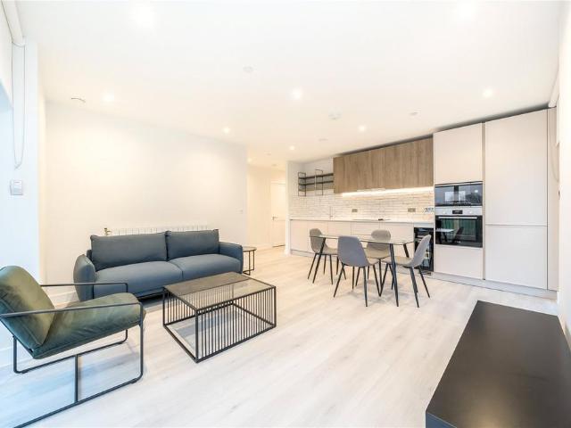Astell Road, London, SE3 2 bed apartment to rent £2,300 pcm £531 pw