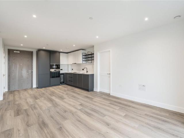 Astell Road, London, SE3 2 bed apartment to rent £2,500 pcm £577 pw
