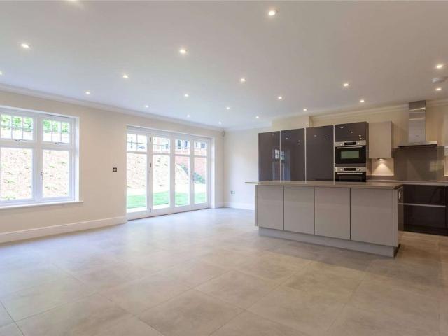 Aston Gate is an exclusive mixed development of apartments and houses set in the vibrant village of Wargrave