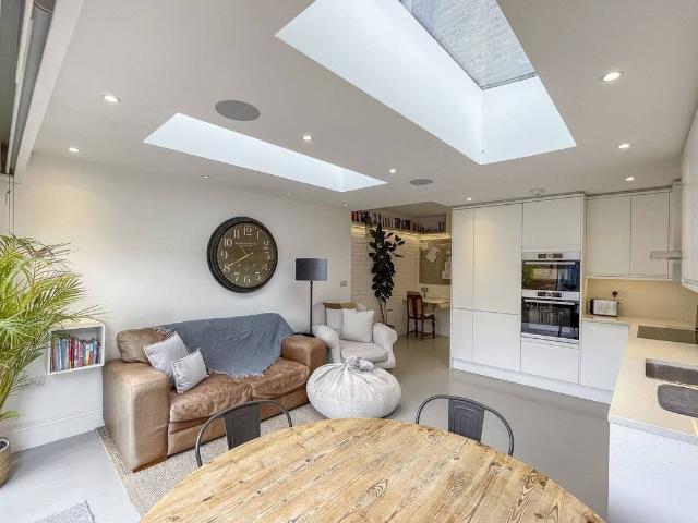 Aston Road, Wimbledon, London SW20, 2 bed flat to rent, £3,684 pcm | PrimeLocation