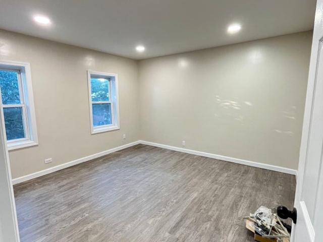 Astoria 30th Ave Large Room For Rent