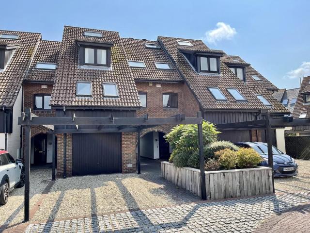 Astra Court, Hythe 3 bed terraced house to rent £2,300 pcm £531 pw