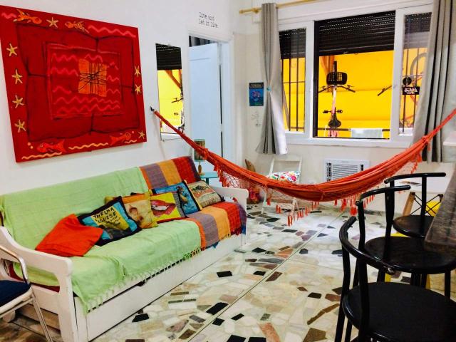 Ap todo equipado, Wi Fi, TVs, Net, todos os utensílios domésticos, ventiladores, arejado, andar térreo. Não tem garagem
