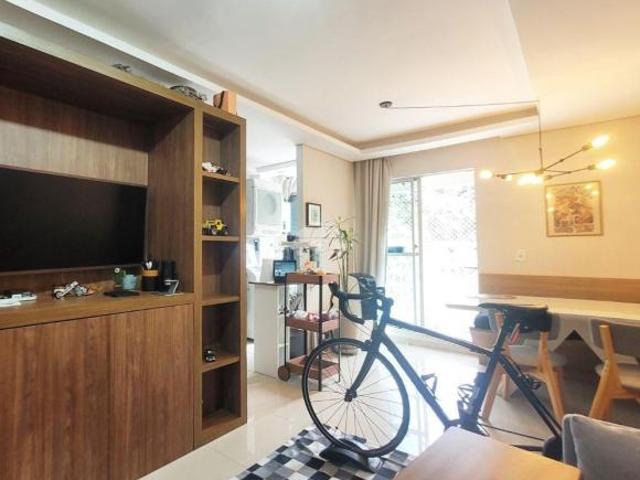 Apolar vende apartamento com suíte, sacada com churrasqueira e garagem coberta