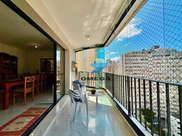Apatrtamento reformado com vista mar à venda na praia das Pitangueiras no Guarujá I Omega Imoveis