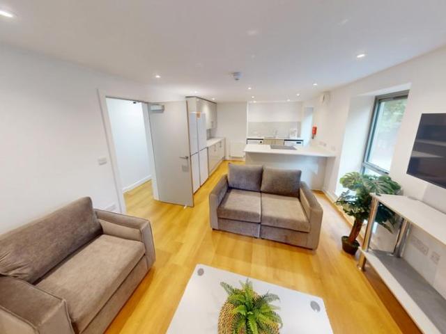 Apartment 3, 124 132 North Sherwood. 6 bed apartment to rent £3,770 pcm £870 pw