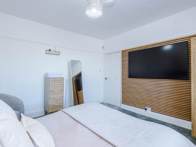 Apartment 3 Bedroom For Rent Heald Green Heald Green 2850 ES101196460