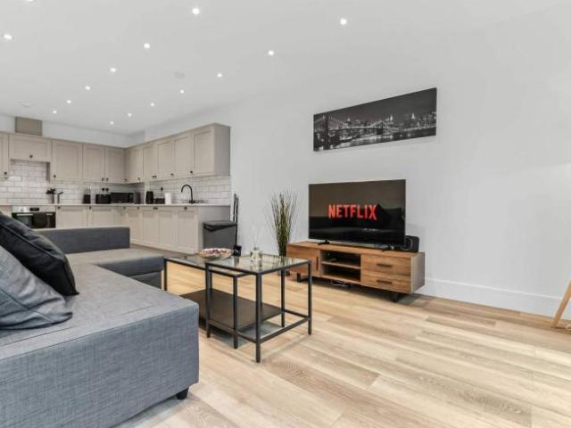 Apartment 3 Bedroom For Rent London London 4200 ELS101819166