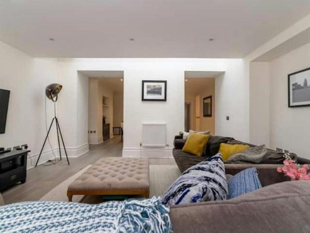 Apartment 3 Bedroom For Rent London London 6303 ELS101587567