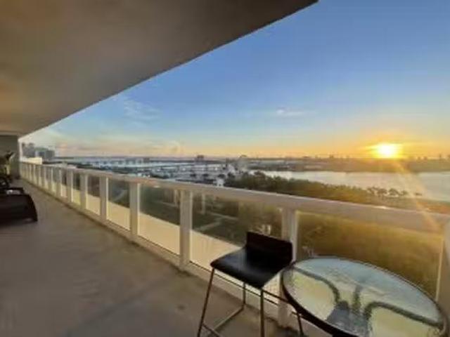 Apartment 3 bedrooms in Downtown
