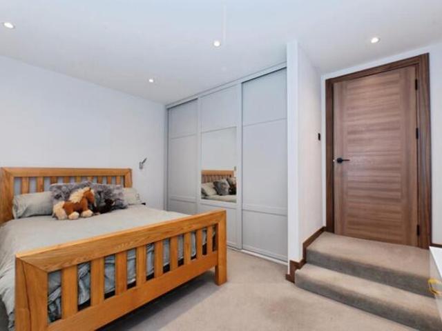Apartment 1 Bedroom For Sale Leatherhead Surrey 240000 ES100881736
