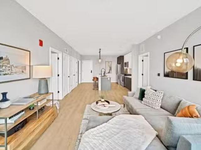 Apartment 1 bedrooms in Elmhurst